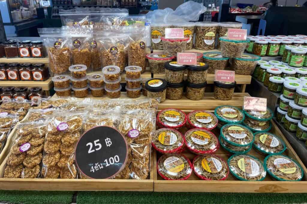 Saturday Night Bazaar in Chiang Mai | Jet Set and Forget